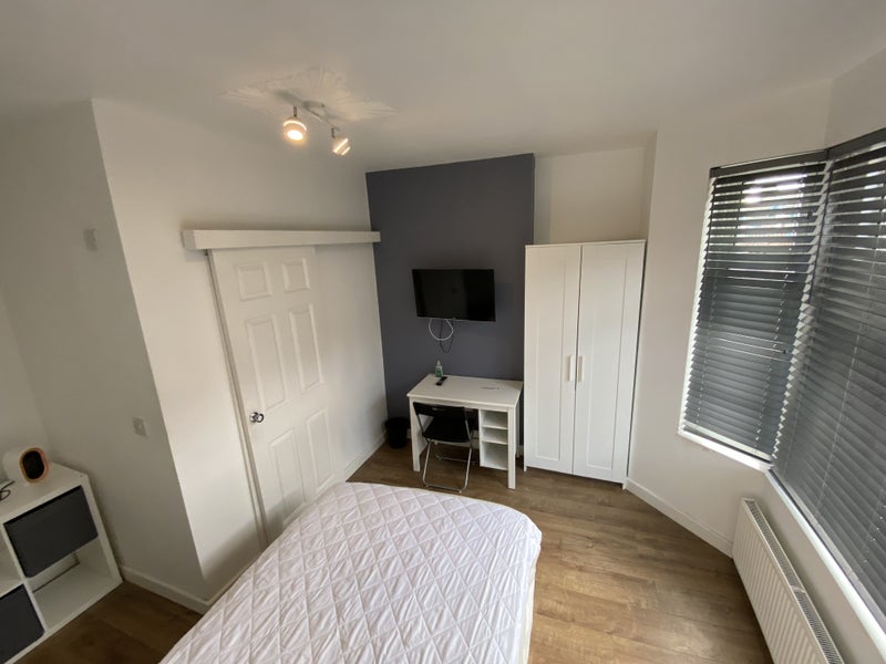 'High Quality En-Suite Room Available Now' Room to Rent from SpareRoom