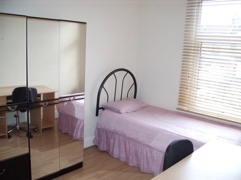 'Lovely Large Single Room in Friendly International' Room to Rent from ...