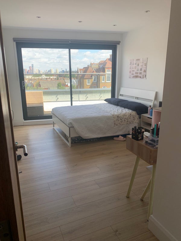 'Spacious double room in stunning Clapham flat' Room to Rent from SpareRoom
