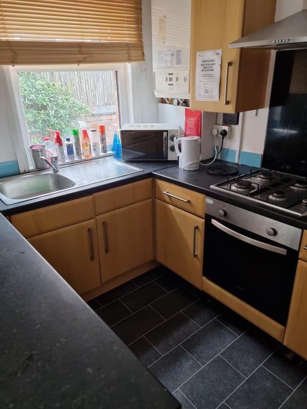 'Ensuite For Students Available! All Bills Included' Room to Rent from ...