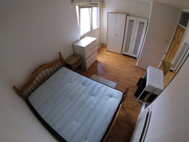 'Lovely Double Room - Zone 2 - Short Term Only' Room to Rent from SpareRoom