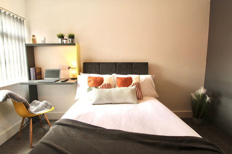 'Luxury STUDENT House!! Available Sept 24!!' Room to Rent from SpareRoom