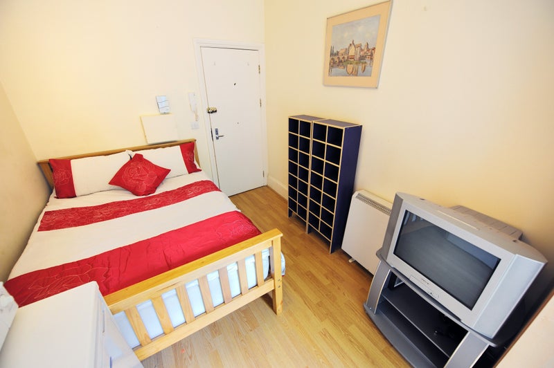 'Double Bedsit with Balcony- Earl's Court' Room to Rent from SpareRoom