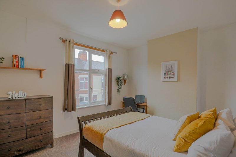 'Students Look! 1 Large Double Room Available!' Room to Rent from SpareRoom