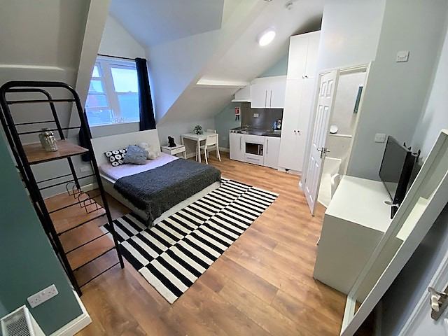 'Large En-Suite Studio Room in Bearwood' Room to Rent from SpareRoom