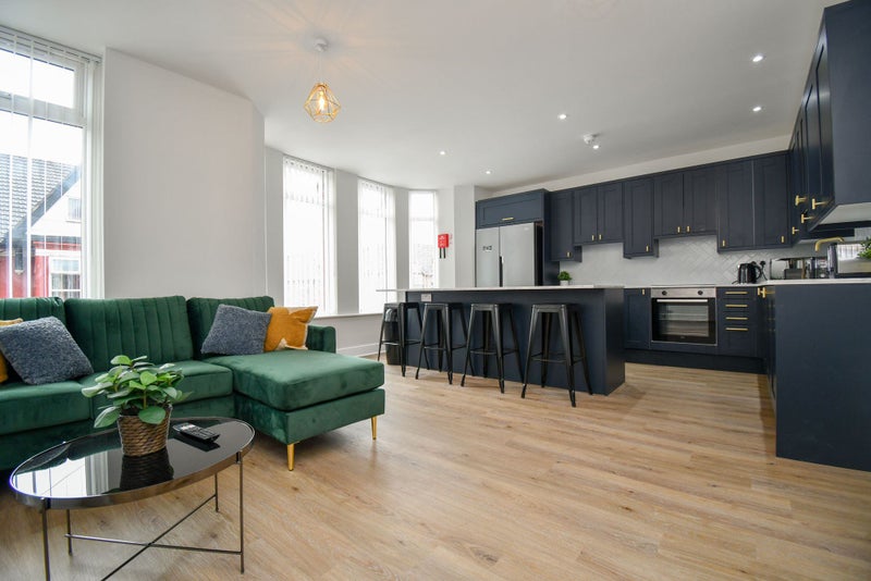 'Private Patio, Huge Room & En-Suite! - Bills Inc' Room to Rent from ...