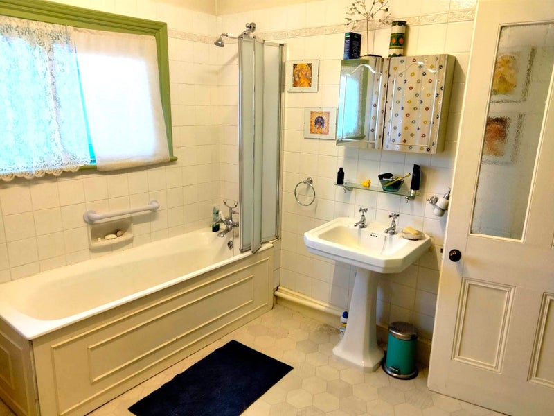 'Large room in Victorian house overlooking garden' Room to Rent from ...