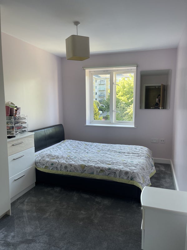 'En-suite large double room for a female preferred' Room to Rent from ...