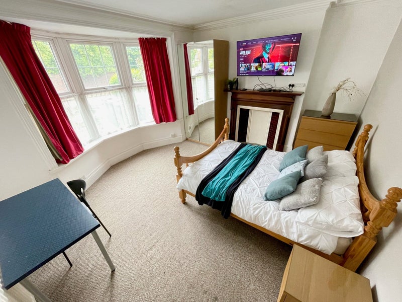'A double furnished room with TV available ' Room to Rent from SpareRoom