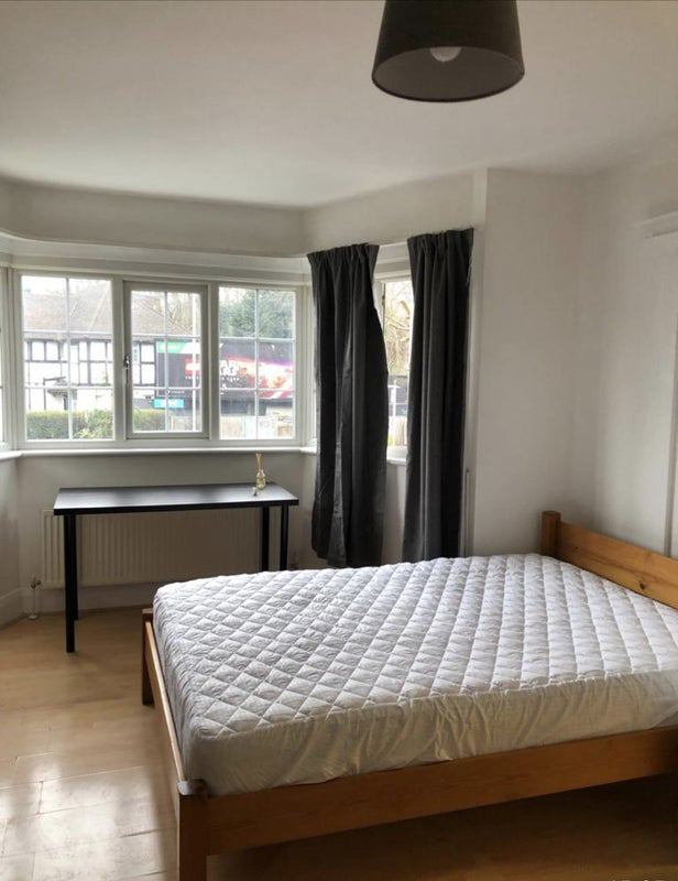 'Large Bright Double room & Ensuite for one person ' Room to Rent from ...