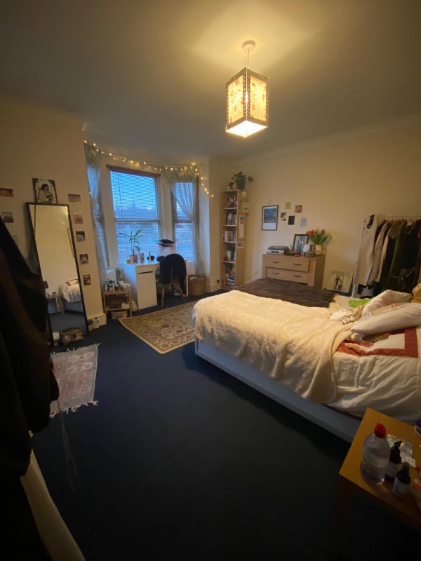 'Spacious double, large windows, opposite DLR' Room to Rent from SpareRoom