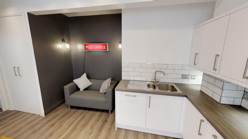 'Double en-suite in stylish Post Office conversion' Room to Rent from ...