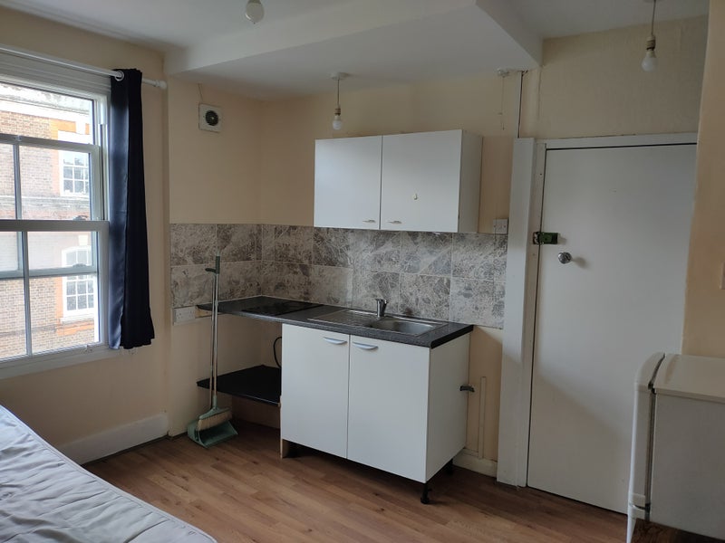 'Spacious bedsit with bills included ' Room to Rent from SpareRoom