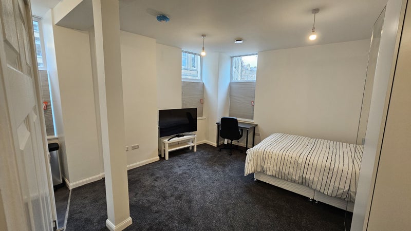 'Huge Studio Room with ensuite available ' Room to Rent from SpareRoom