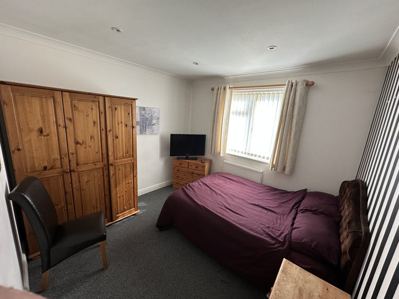 'Mature couple with large house seek Female lodger' Room to Rent from ...