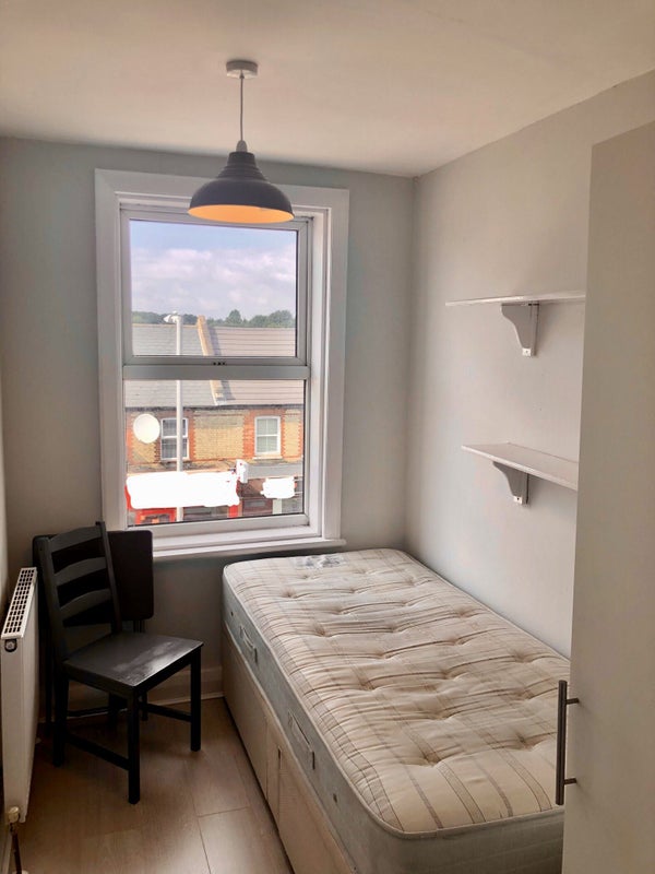 'Bright Decorated & Furnished Rooms including Bills' Room to Rent from ...