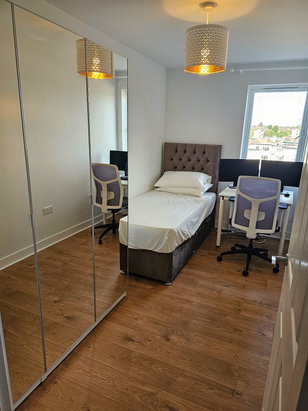 'Decent size furnished single room (bills inc)' Room to Rent from SpareRoom