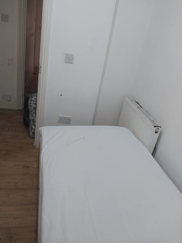 'Single Room for Single Lady Available NOW!' Room to Rent from SpareRoom