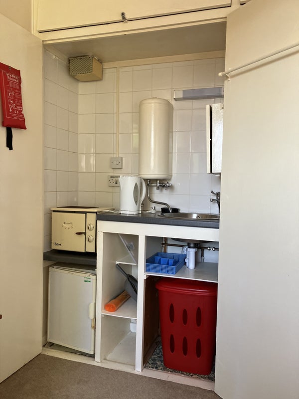 'Single Bedsit in Licensed HMO' Room to Rent from SpareRoom