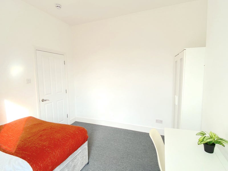 'Amazing Room in Great House in Southfields' Room to Rent from SpareRoom
