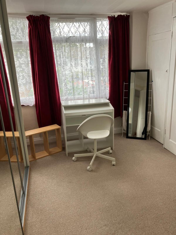 'Room To Let Enfield EN1 close to Cinema' Room to Rent from SpareRoom