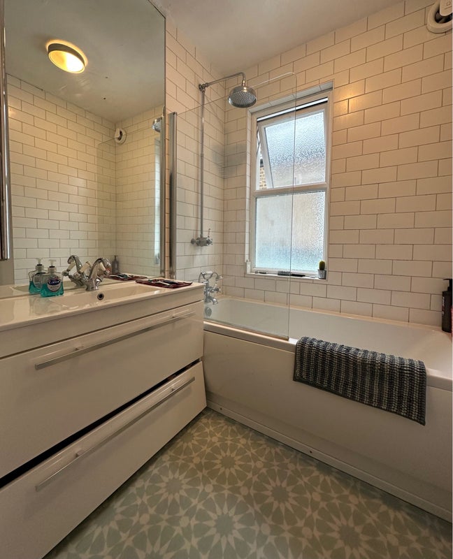 'Beautifully presented Edwardian two-bedroom flat' Room to Rent from ...