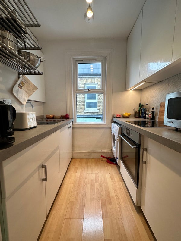 'Beautifully presented Edwardian two-bedroom flat' Room to Rent from ...