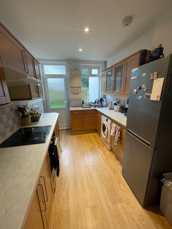 'Double Room in friendly Tooting Bec house ' Room to Rent from SpareRoom