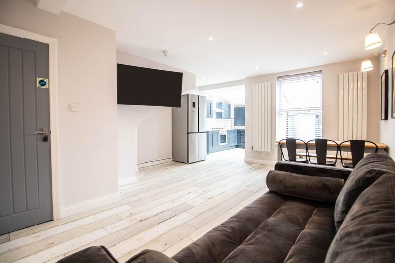 'Rooms in 6 bed w/dining table in Liverpool' Room to Rent from SpareRoom