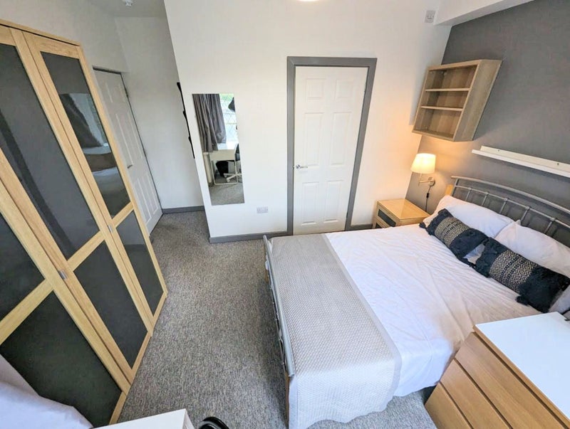 Lovely Modern Luxury En Suite -No Bills To Pay!' Room to Rent from ...