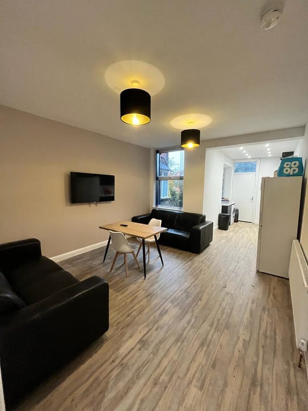 'Single Person Room in Newly Renovated Apartment' Room to Rent from ...