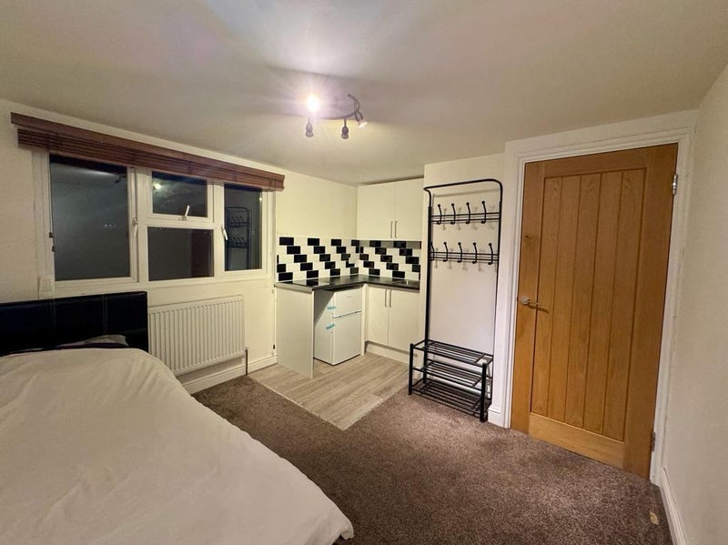 'Beautiful room with self-contained kitchenette' Room to Rent from ...
