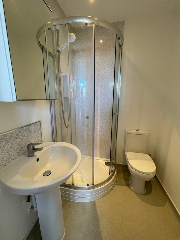 'Self-contained room with private en-suite ' Room to Rent from SpareRoom