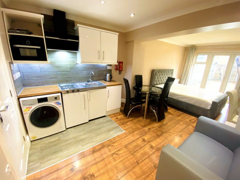 'Large Studio Flat , Newly Refurbished with Garden' Room to Rent from ...