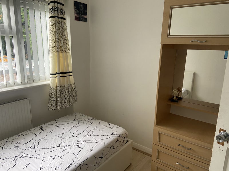 '1 Single bedroom for rent/female' Room to Rent from SpareRoom