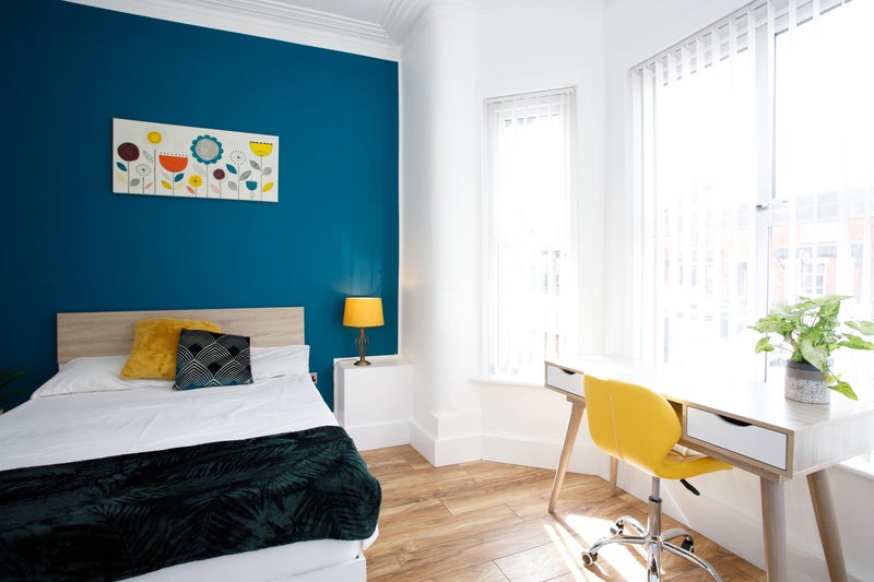 'Fantastic Refurbished Double Bedroom with En-suite' Room to Rent from ...