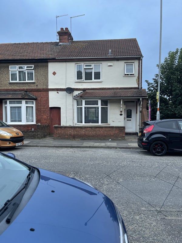 '2 Rooms Available For Rent' Room to Rent from SpareRoom