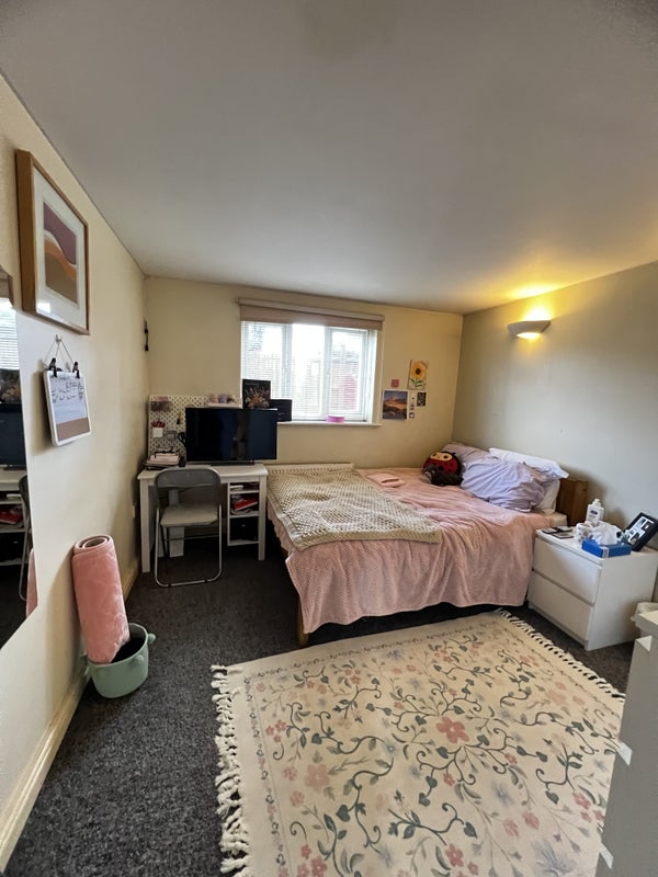 'Spacious room to rent in 2 bed flat' Room to Rent from SpareRoom