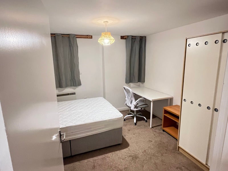 'Double bed room to rent in 2 bed flat' Room to Rent from SpareRoom