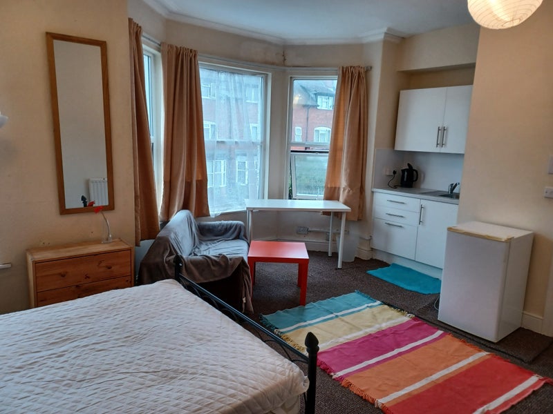 'Self contained ensuit bedsit ' Room to Rent from SpareRoom