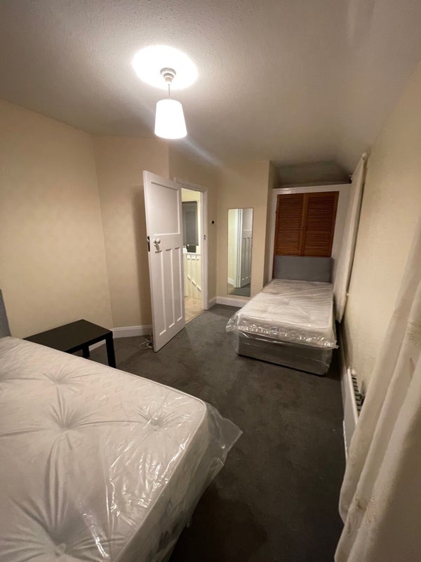 '3 spacious double rooms each up for sale' Room to Rent from SpareRoom