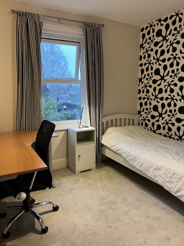 'Large family home- spareroom with parking & garden' Room to Rent from ...