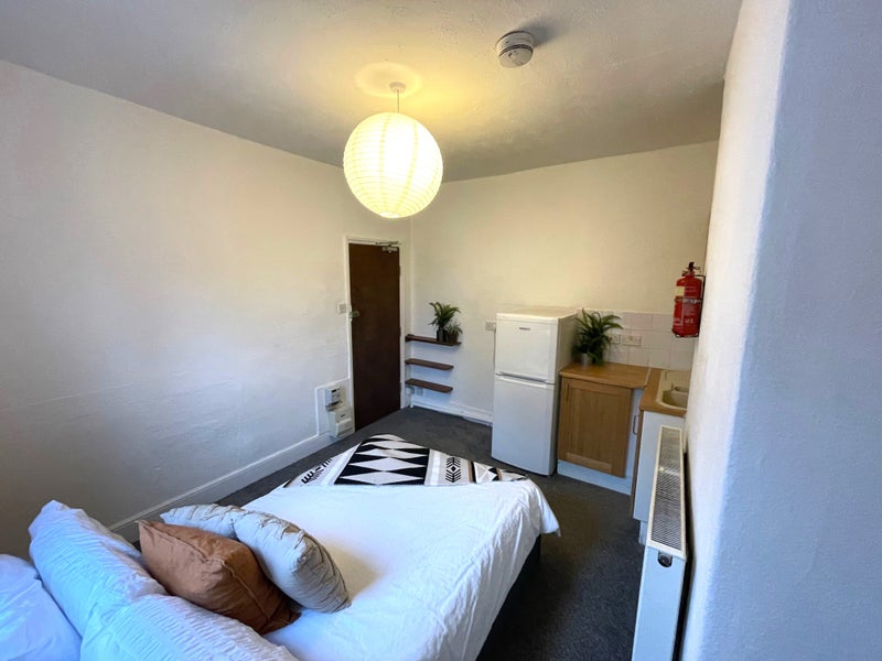 'Studio with Kitchenette - NR1 - Available Now (6LJ' Room to Rent from ...