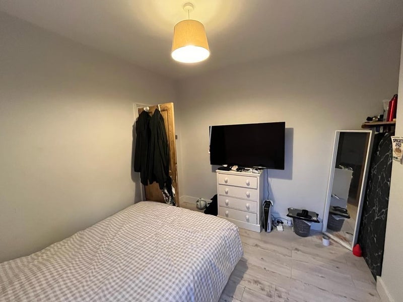 '🏡 Double Room Available! Join A Welcoming Home' Room to Rent from ...