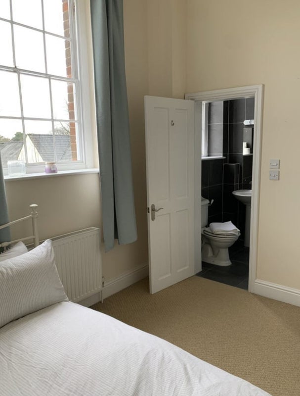 'Double en-suite room ' Room to Rent from SpareRoom