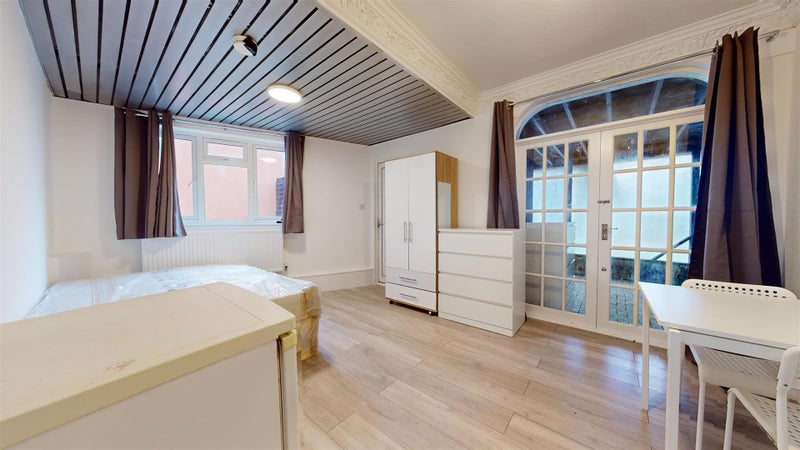 'Large Studio Flat with a garden, Some Bills Incl. ' Room to Rent from ...