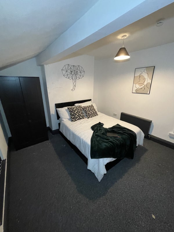 'Large Double Rooms No Deposit⛔ L13' Room to Rent from SpareRoom