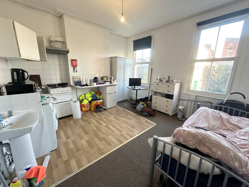 'Bright Bedsit in Stockwell (Council Tax included)' Room to Rent from ...