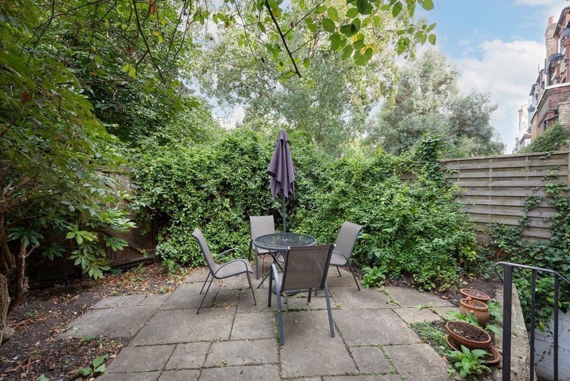 'Spacious Double Room Near Clapham Junction' Room to Rent from SpareRoom