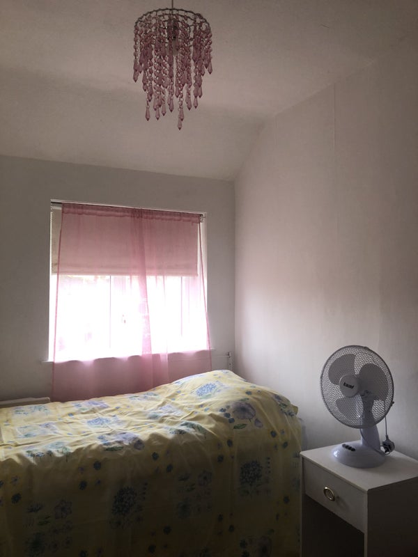 'Standard Double Size Bedroom for Female Lodger' Room to Rent from ...